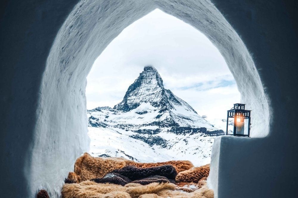 Benefits Of Sleeping in a Cold Room - Snooty Catz